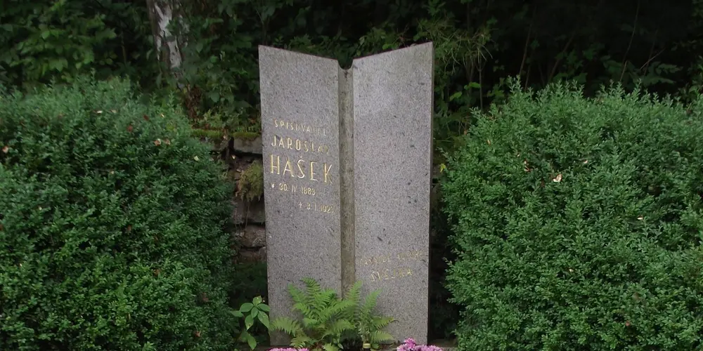 Městskou branou k hrobu Jaroslava Haška - Národní památkový ústav